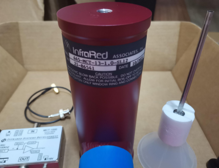 美国 InfraRed Associates HgCdTe光电探测器(MCT探测器)，波长范围2µm-9µm，半导体制冷